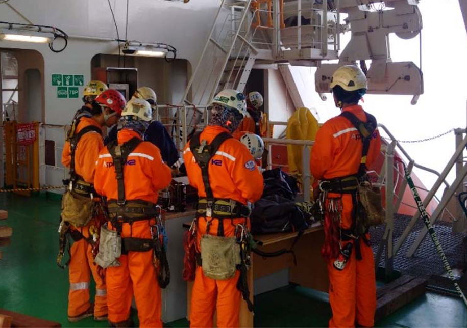 Use of multidisciplinary teams in rope-access inspections of large ...